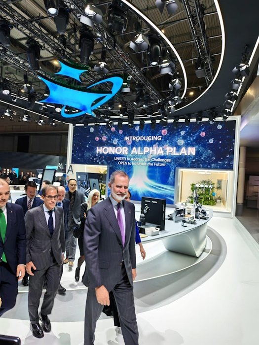 S.M. el Rey Don Felipe VI visita el stand de Honor en el MWC 2025 ...